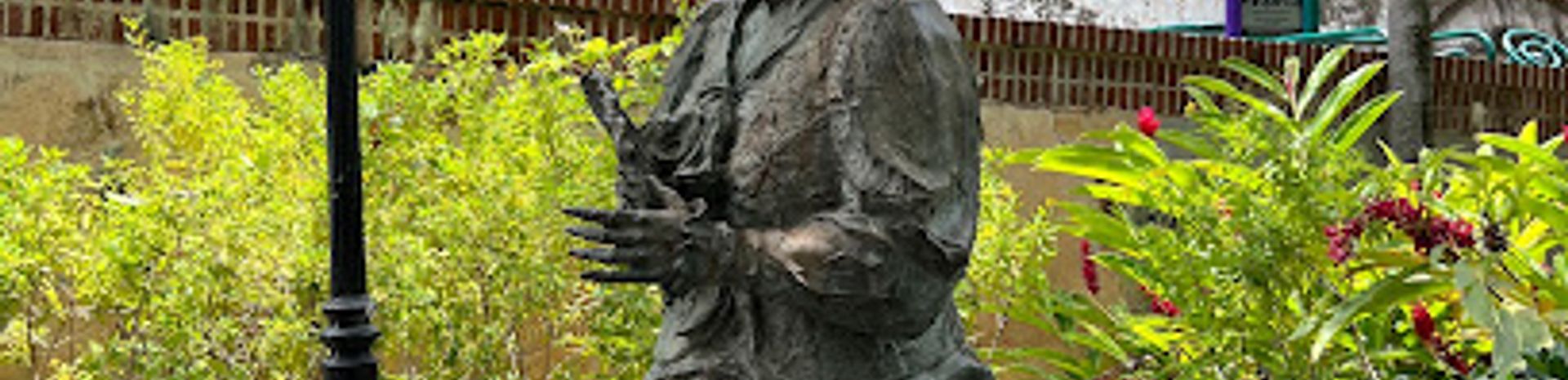 The Majestic Estátua de Doña Felisa Rincón de Gautier