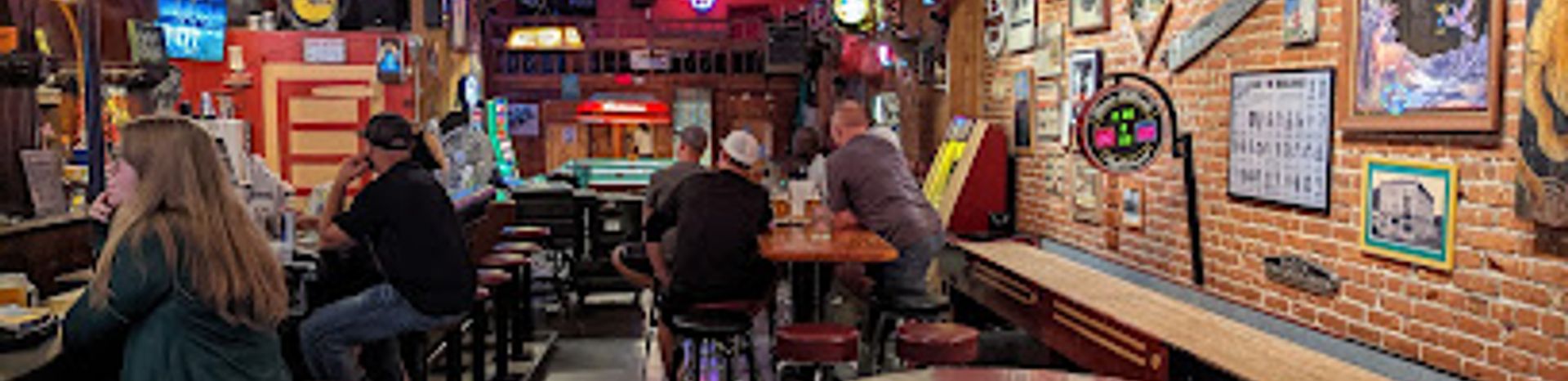 Packard Tavern: A Vibrant Bar Experience in Pendleton